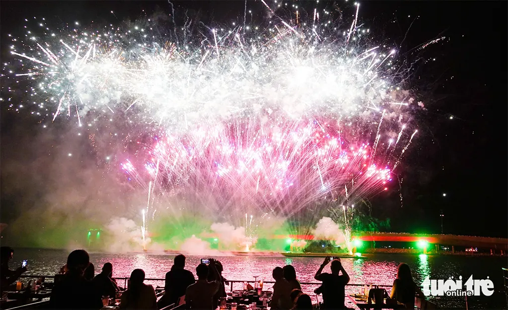 Bãi biển, Cầu Hôn và khu Grand World Phú Quốc đông nghẹt khách quốc tế ...